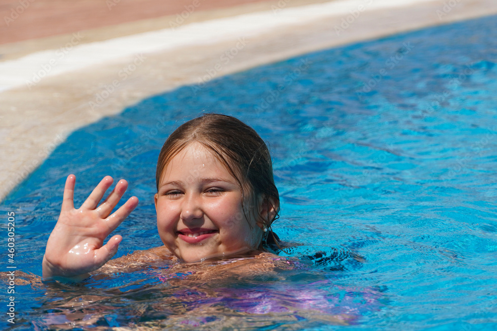 Photo Stock Happy Little girl at swimming pool. Smiling Girl having fun ...