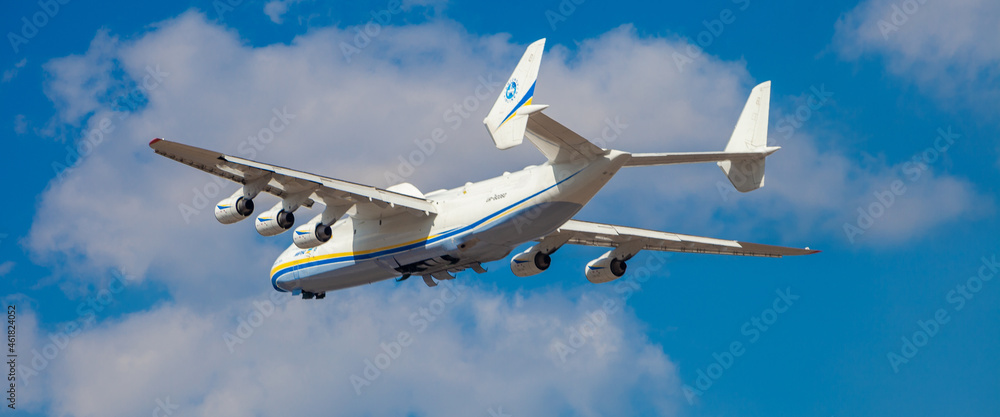 Foto de Stock Gostomel, Ukraine - April 11, 2020: The plane Antonov 225 ...