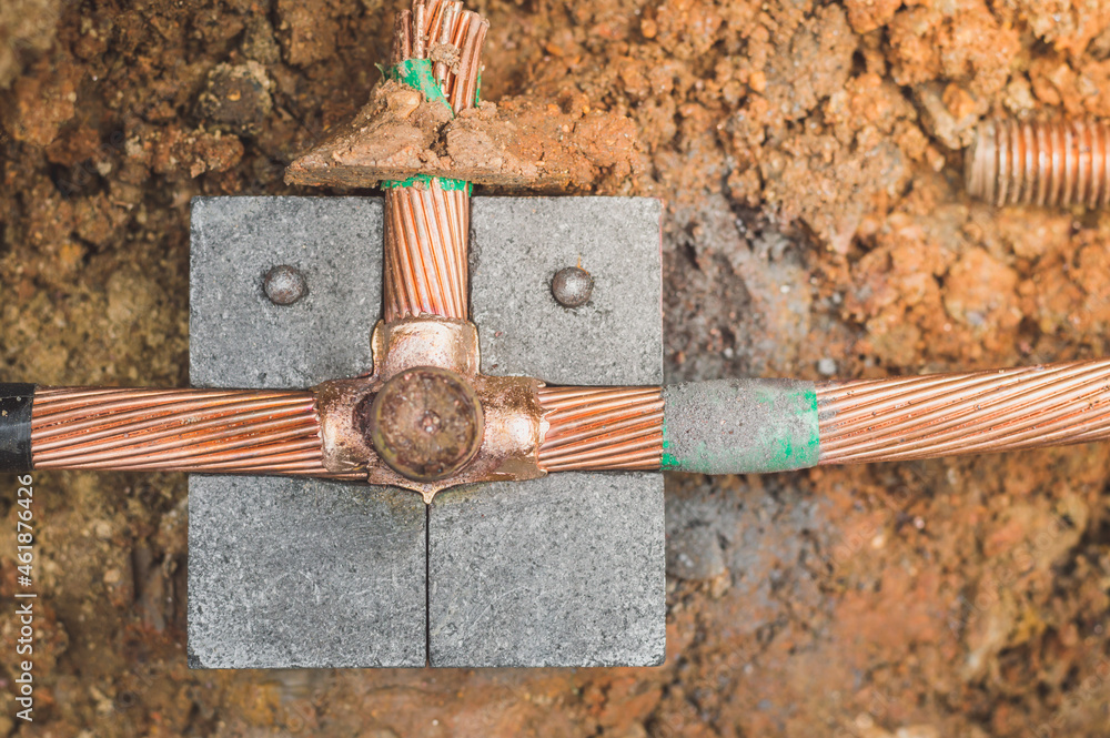 Foto de Stock Welding copper ground wire on ground rod.Welding copper ground wire.Connect copper ...