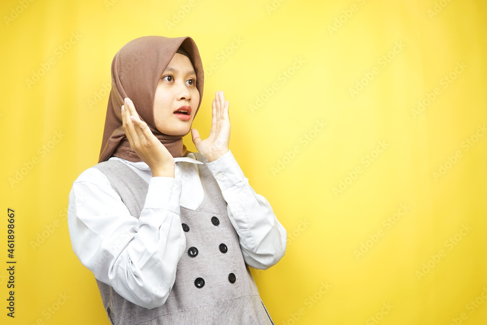 Beautiful young asian muslim woman shocked, disbelieving, surprised ...