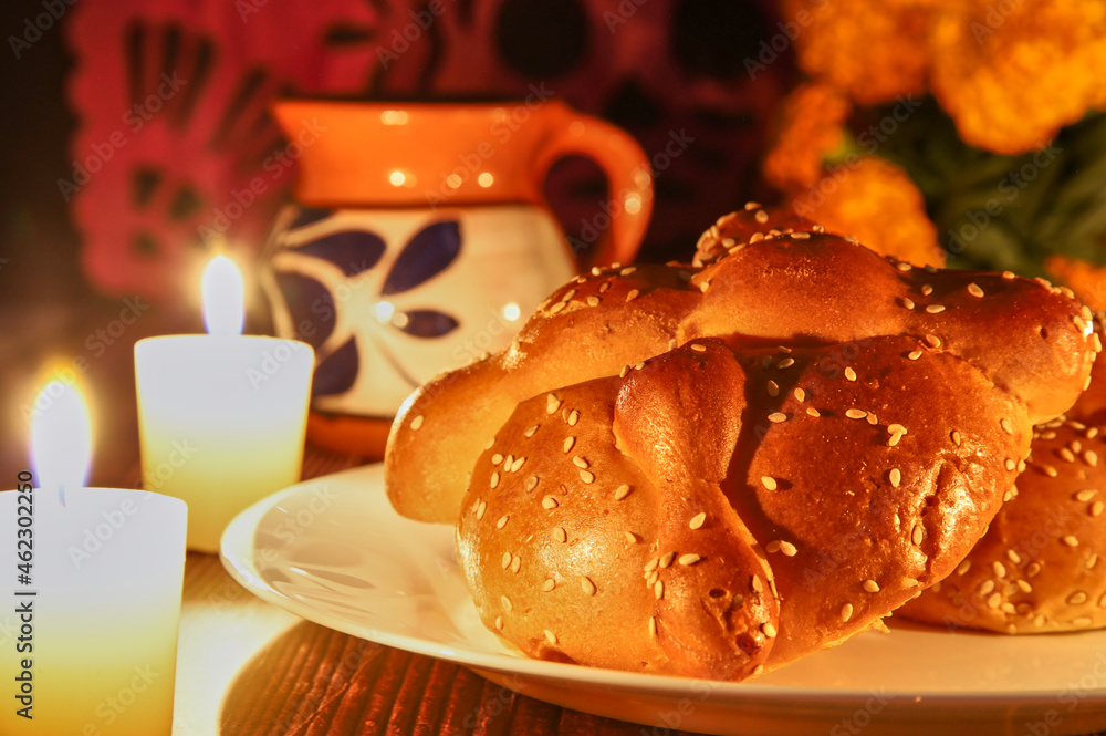 Pan del Muerto, pan del día de muerto en México decorado ...