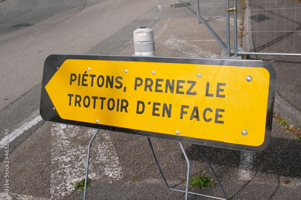 Panneau de signalisation indiquant en français aux piétons d'aller sur ...