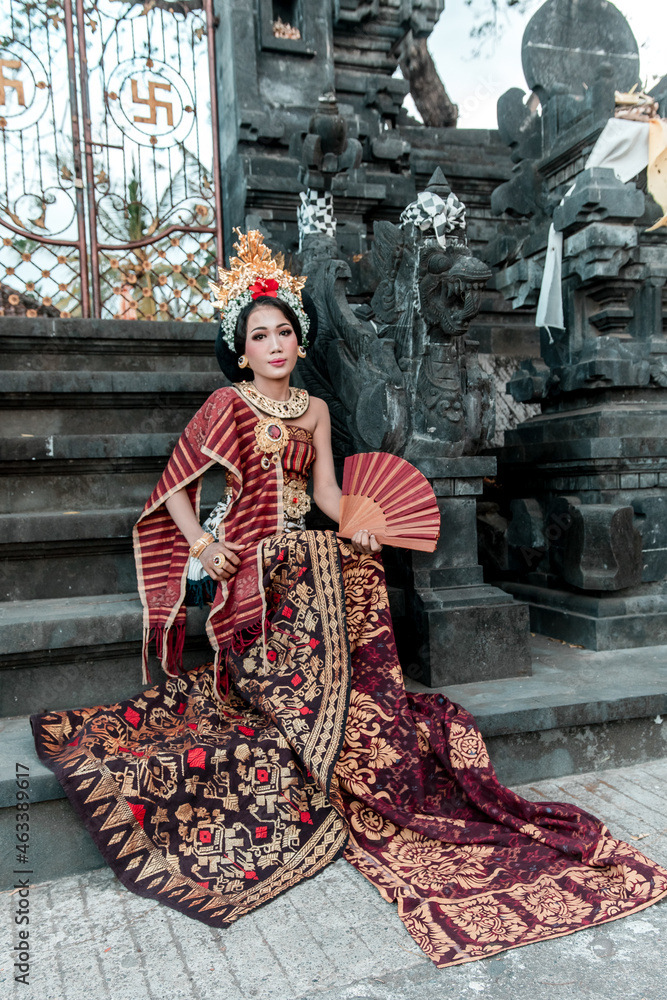 Balinese woman in traditional costume and hand fan, indonesian girl ...