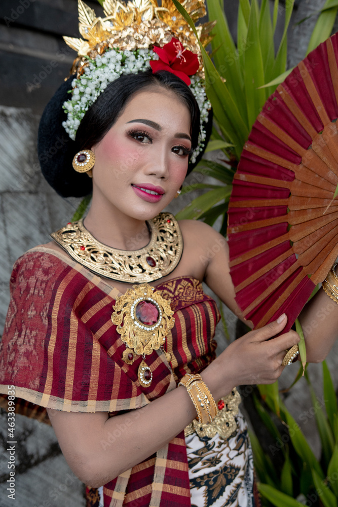 Balinese woman in traditional costume and hand fan, indonesian girl ...