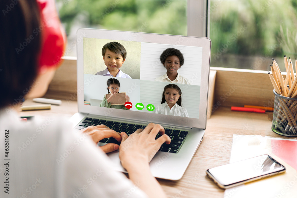 Woman teacher tutor with headset teaching online education e-learning ...