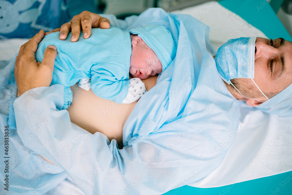 Photo Stock Crying father holds his newborn baby in his arms ...