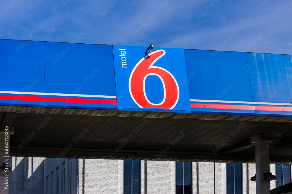Foto de Stock Motel 6 Logo and Signage. Motel 6 is a major chain of ...