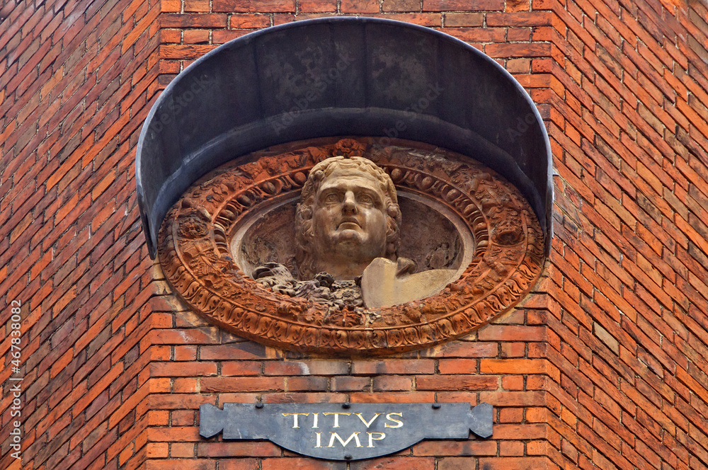 In 1510 Giovanni da Majano made a gilded terracotta roundel of Titus ...