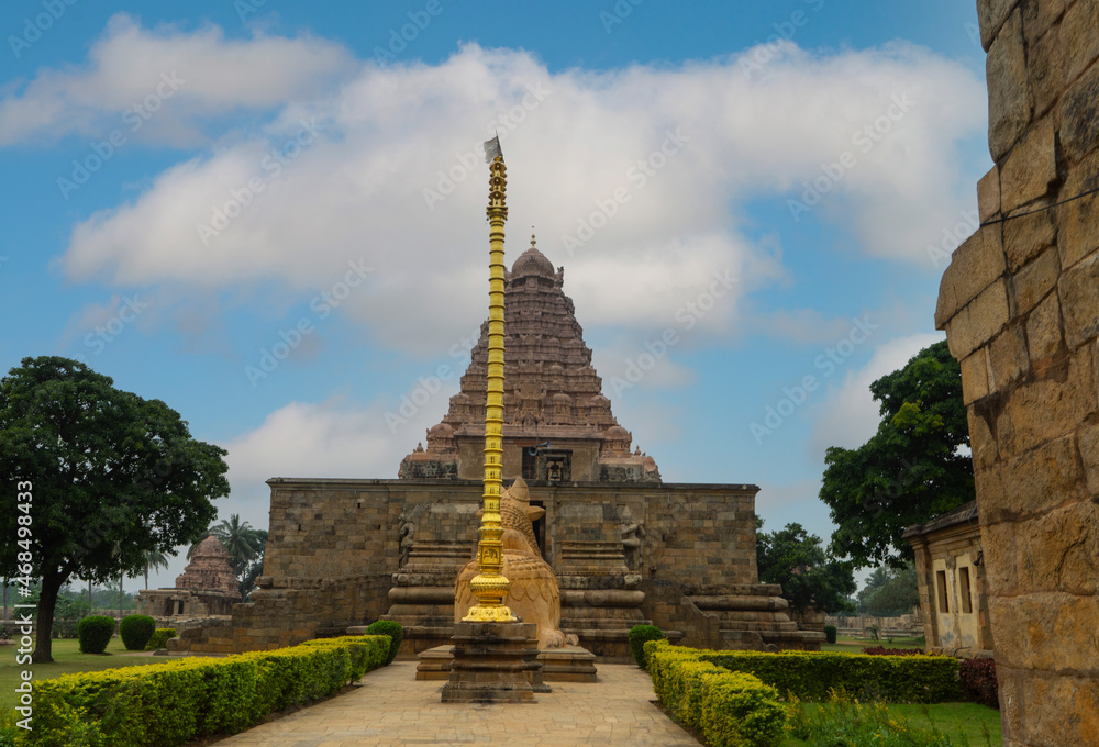 The golden totem in front of the Shiva temple. Adi Kumbeswarar Temple ...