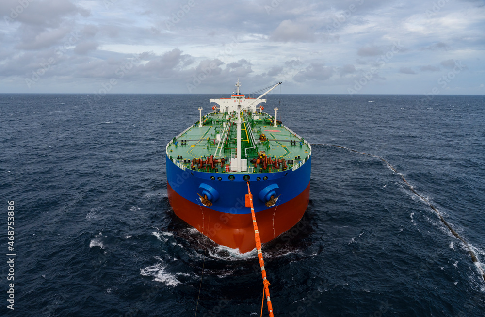ภาพถ่าย Stock Crude oil transfer operation from floating storage of oil ...