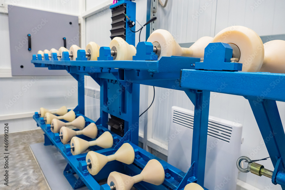 Roller supports for pipes. Pipe painting equipment. Tubular roller ...