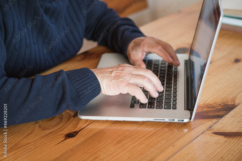 Stock-Foto „Old hands on the keyboard. Retired person learn to use ...