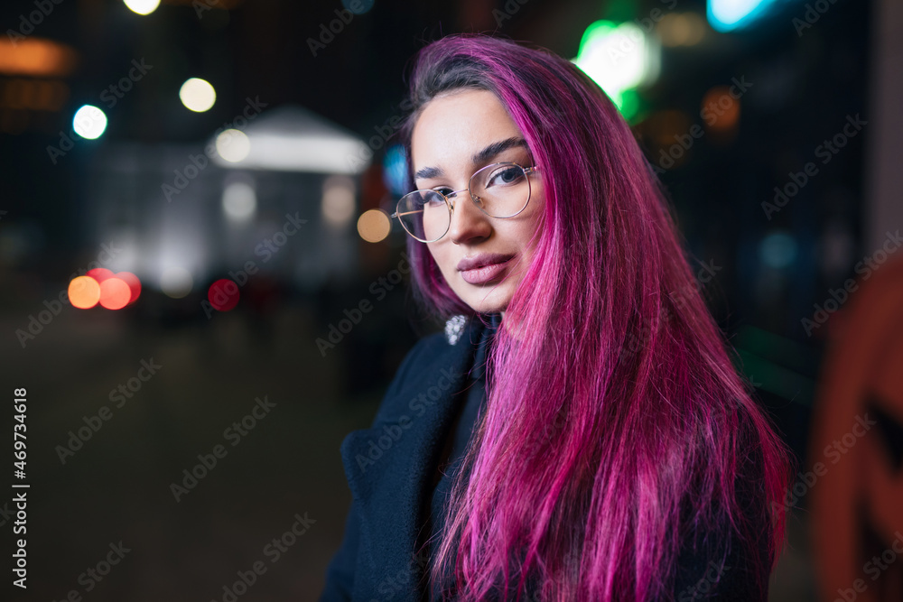 Portrait of unconventional woman with pink hair in the night city Stock ...