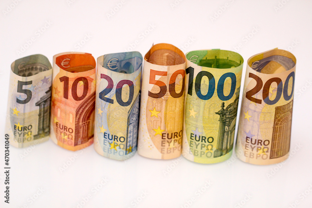 Rollen mehrerer Euro Banknoten, Euro Scheine stehen nebeneinander als ...