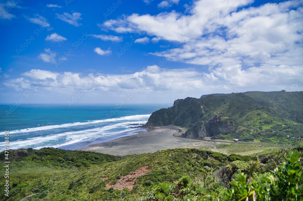 Foto de Stock Karekare Beach, with a view of The Watchman and Farley ...