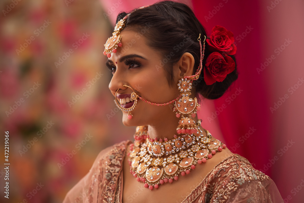 Portrait of beautiful smiling Indian bride in traditional wedding ...