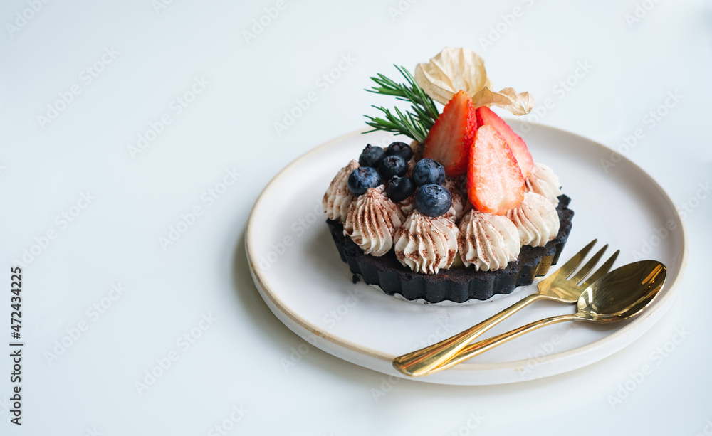 banoffee mix berry pie, Strawberry and blueberry topping on canoffee ...