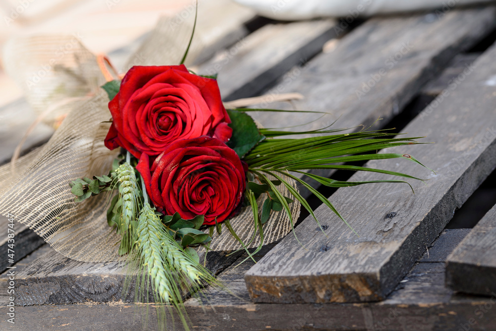 Foto de Stock Ramo de dos rosas rojas , con fondo de listones de madera ...