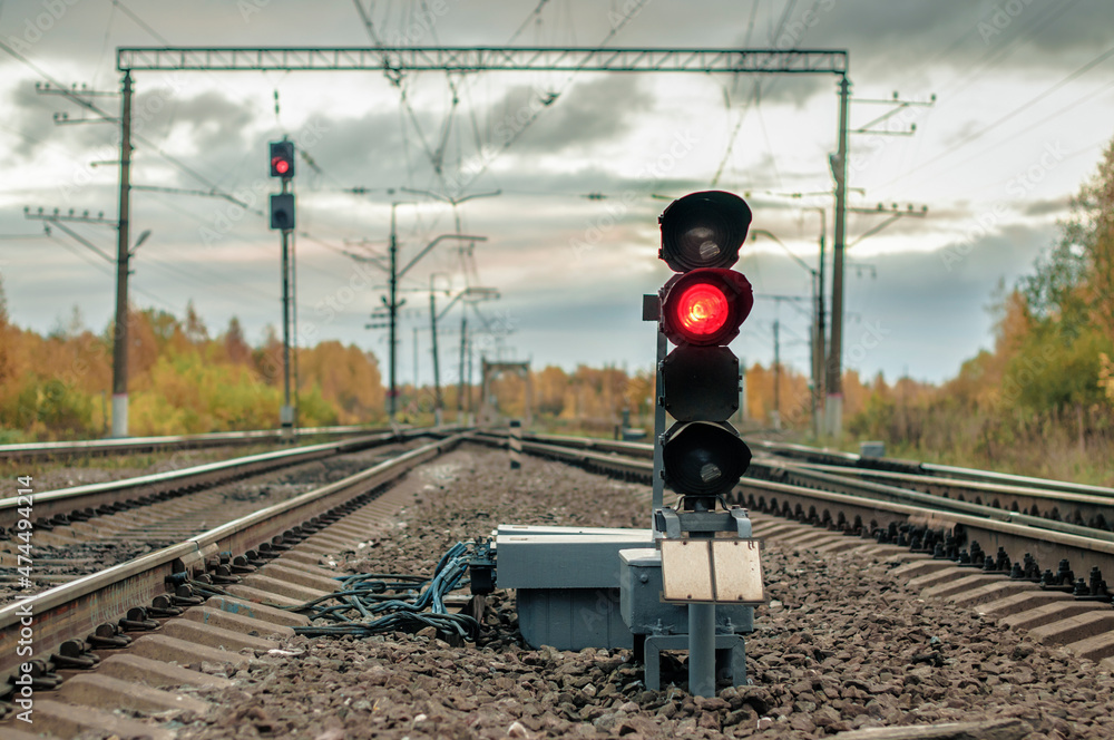 Stock-Foto „Railway station, stop sign on dwarf traffic light, red ...