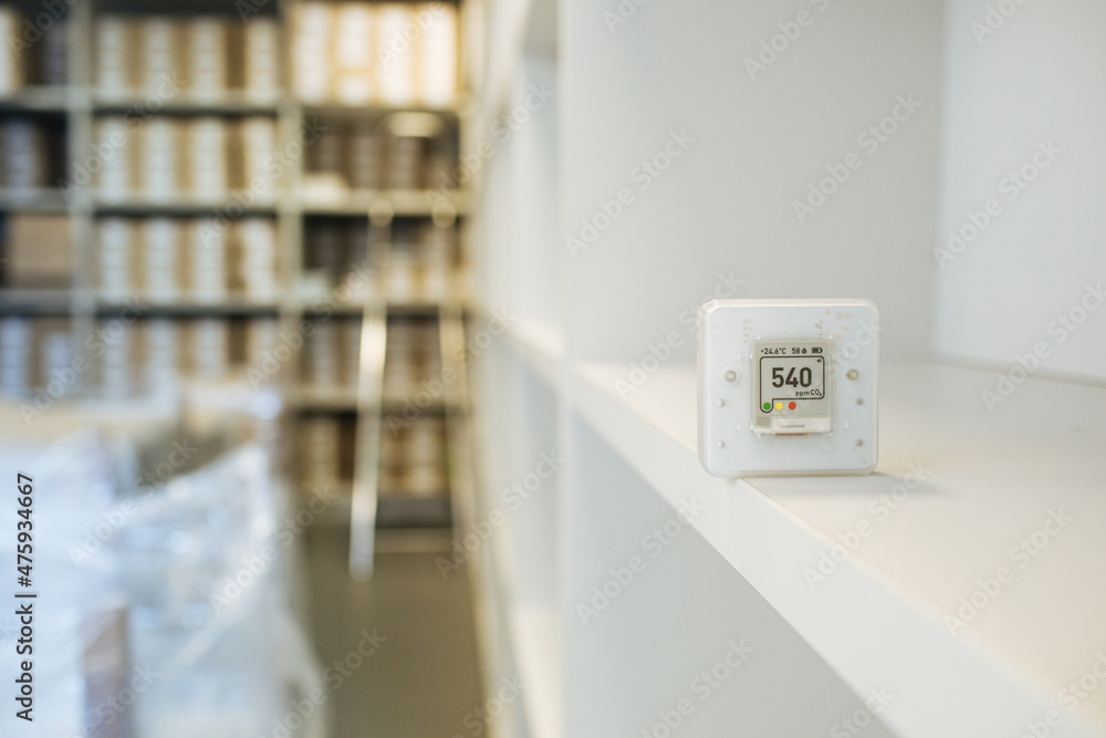 Foto de Stock CO₂ sensor monitor. Indoor air quality sensor. Healthy ...