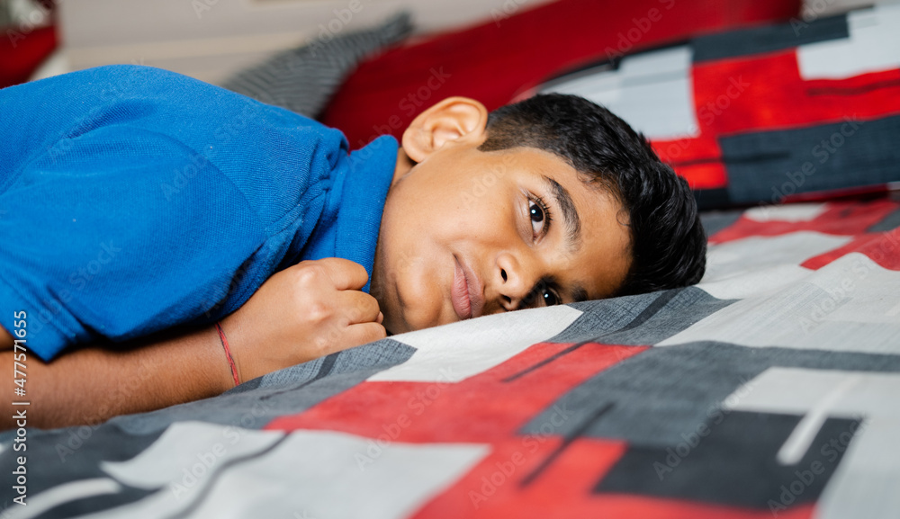 Foto Crying angry kid on bed by with tears - concept of children mental ...