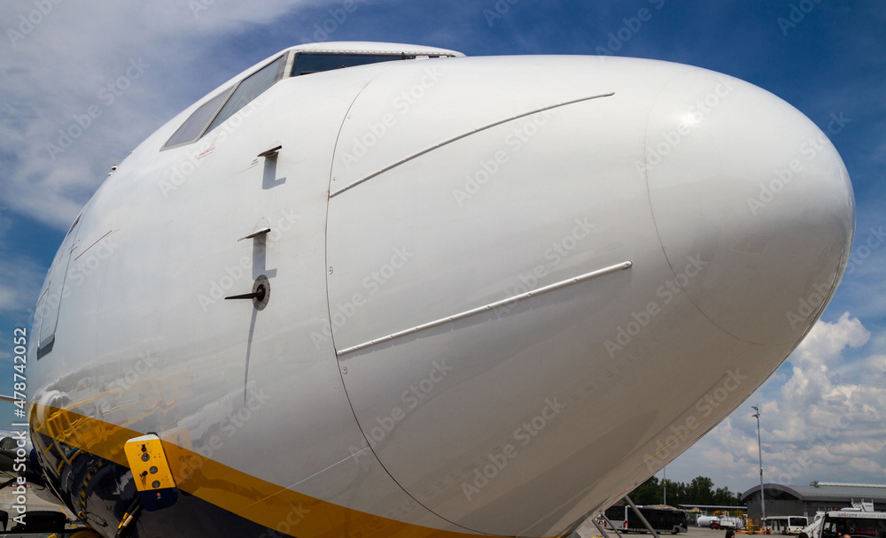Stock-Foto „Ryanair Boeing 737 nose cone with weather radar and pitot ...