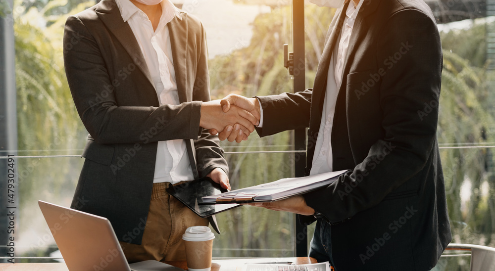 Business handshake closing a deal with blur background of people. Stock ...