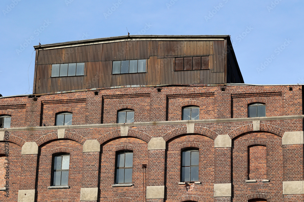 Stara fabryka wybudowana z czerwonej cegły. Stock Photo | Adobe Stock