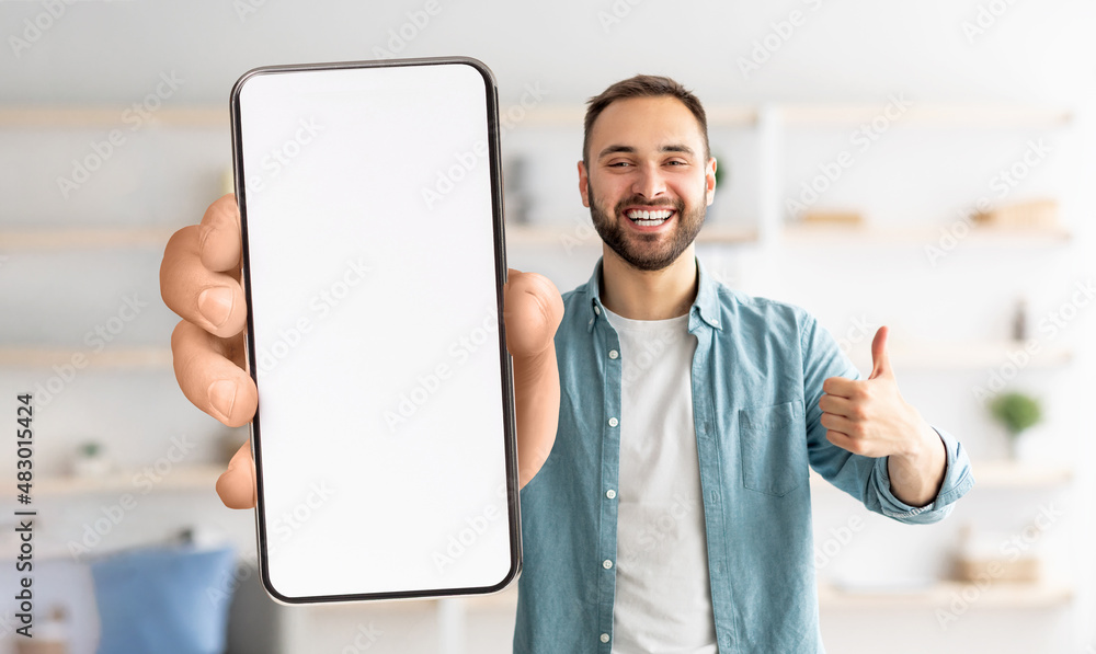 Foto Cheerful guy showing white empty smartphone screen, closeup do ...