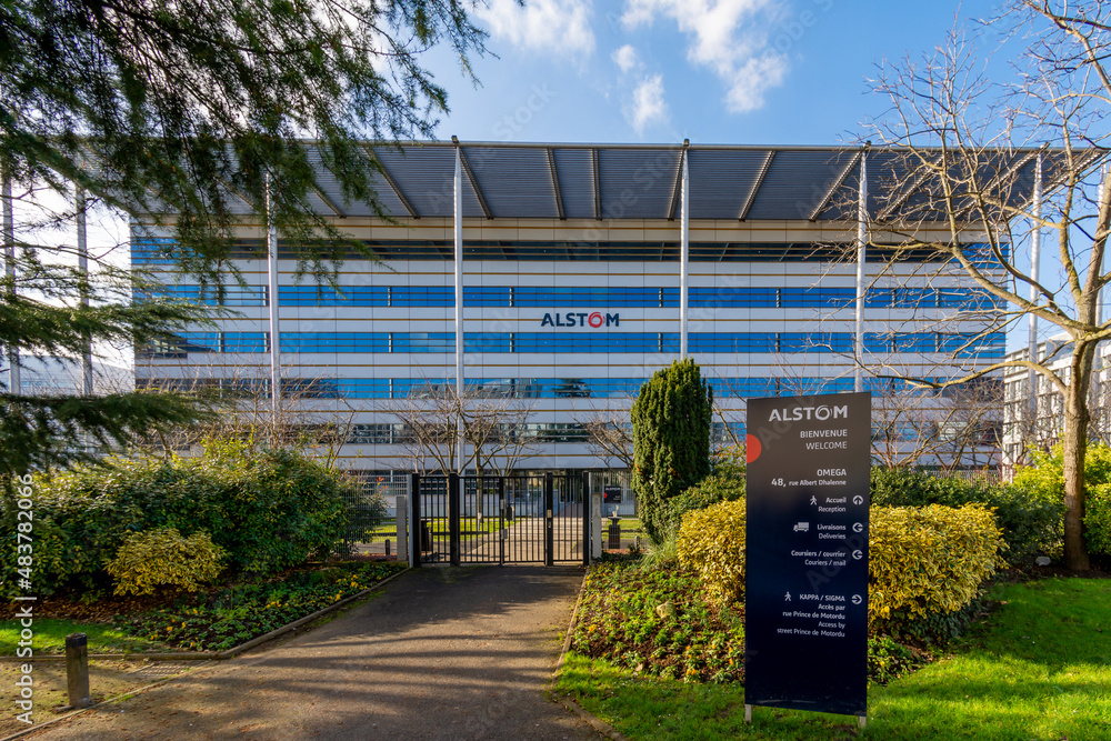 Saint-Ouen, France - 30 janvier 2022: Vue extérieure du siège social d'Alstom, compagnie ...