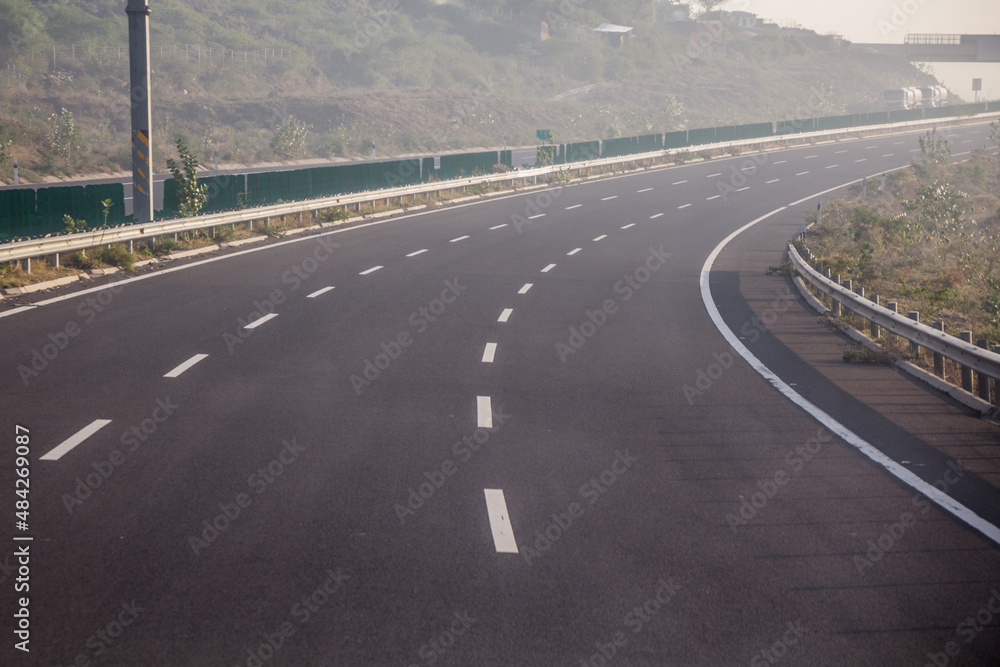 Modern three lane expressway from Addis Ababa to Adama, Ethiopia Stock ...