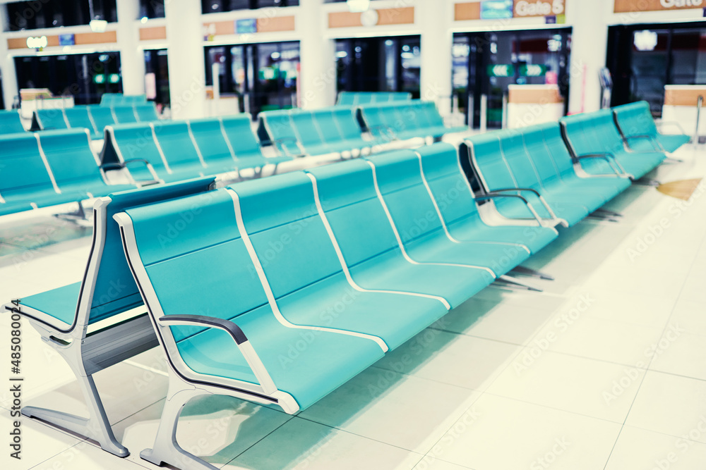 Bench in the terminal of airport. Empty airport terminal waiting area ...