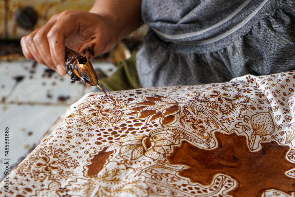 Стоковое фото «The technique of making batik by writing using a canting ...