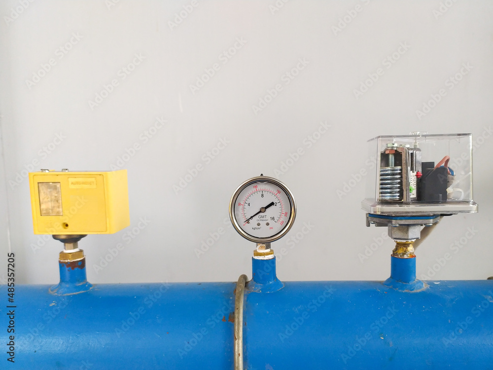 The water pressure switch and pressure gauge are installed in the water ...