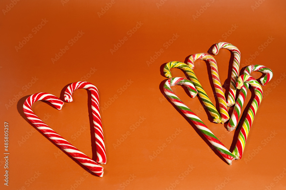 Red and white candy candies are stacked in the shape of a heart, next ...