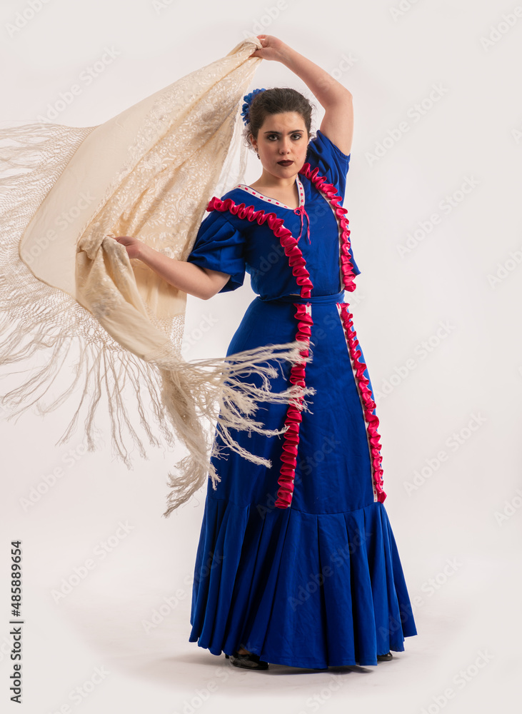 Chula Madrileña vestida de chulapa, traje típico del Chotis Madrileño ...