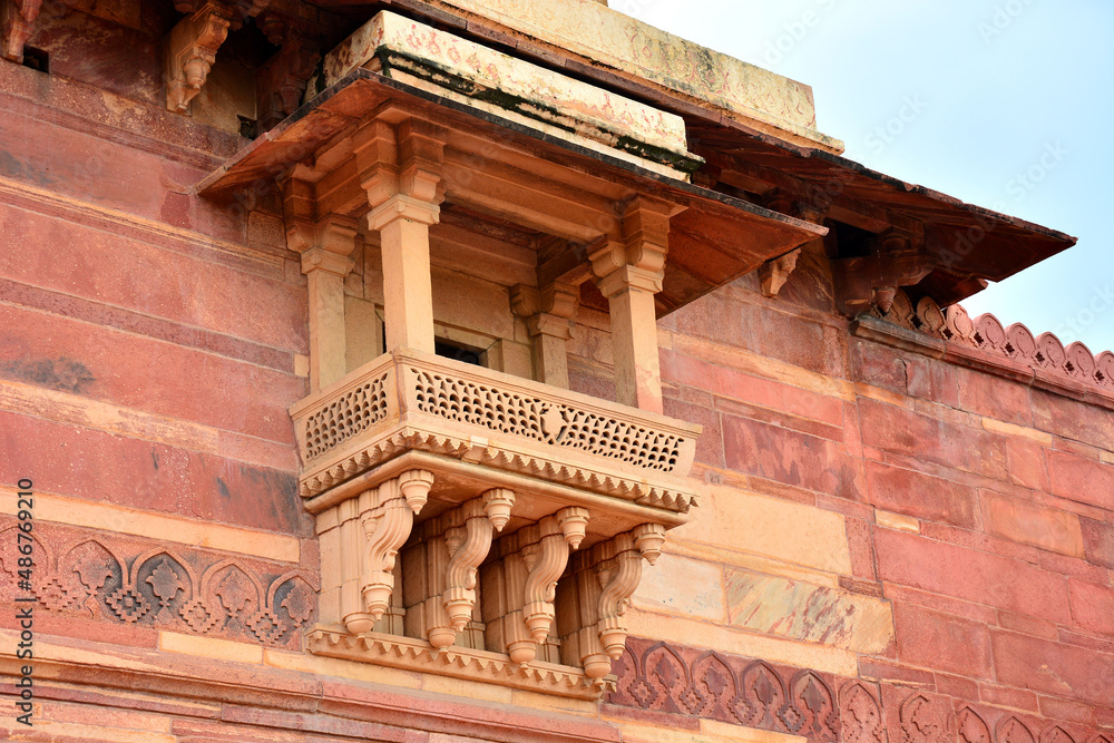 Stock-Foto „Fatehpur Sikri, India - Overhanging enclosed balcony called ...