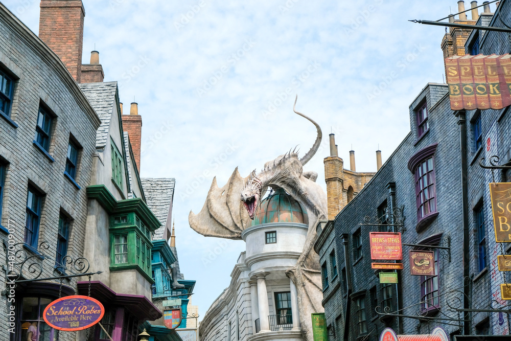 Stock-Foto „Orlando, USA – May 30, 2017: The Dragon at the Gringotts ...