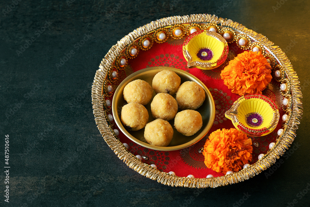 Foto de Stock Diwali sweets besan ladoo Laddu red pooja thali plate ...