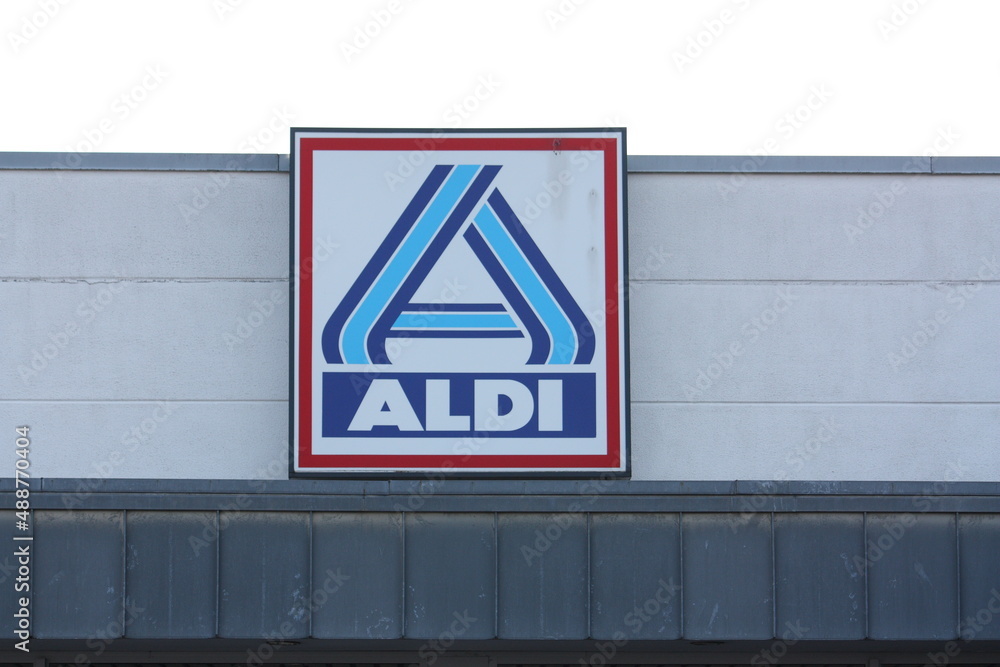 Der Schriftzug und Logo vom Discounter ALDI, am Dach der Filiale in ...