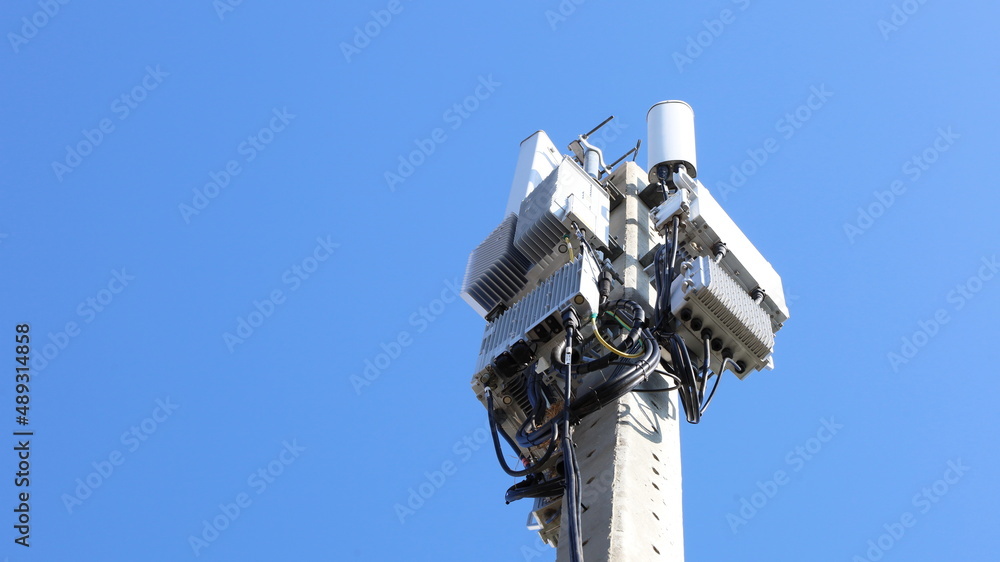 Foto de Stock 4G and 5G Cellular Macro Base Station. Base station equipped on concrete towers ...