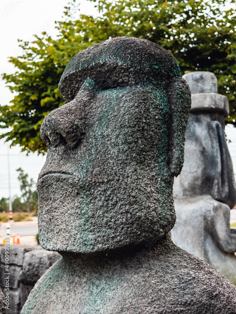 Foto RATCHABURI, THAILAND-MAY 12, 2019 : Beautiful Moai imitation of ...