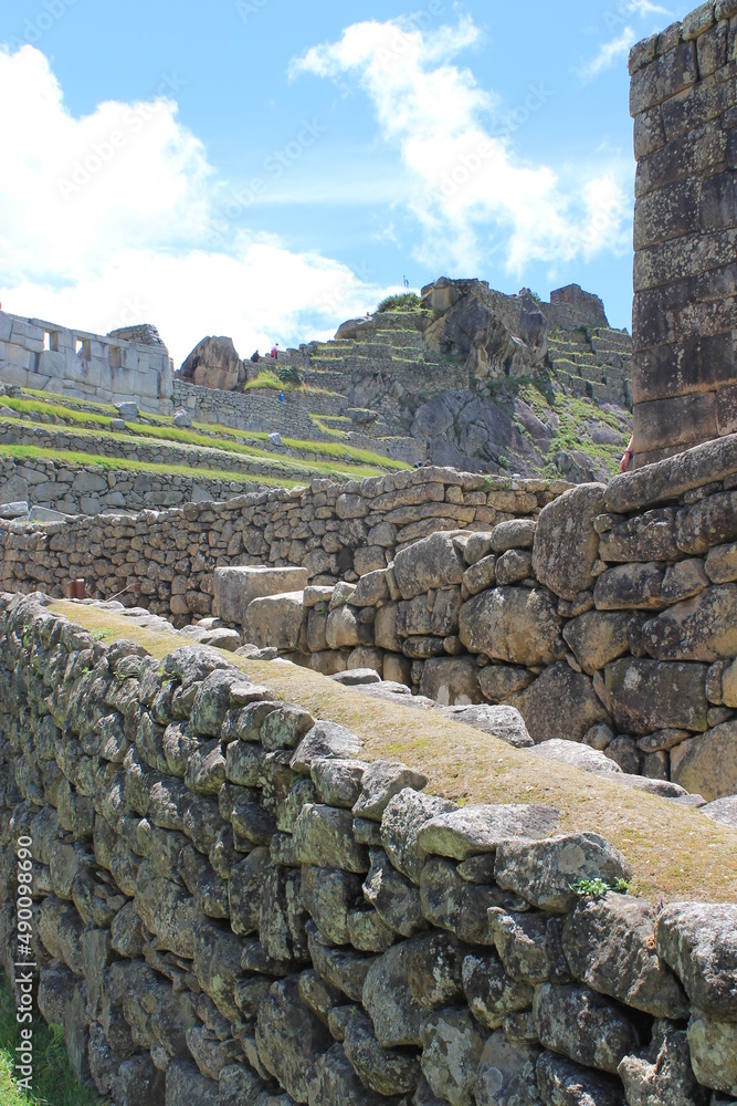 Interior de Machupicchu, dia soleado, escaleras Terrazas machu picchu ...