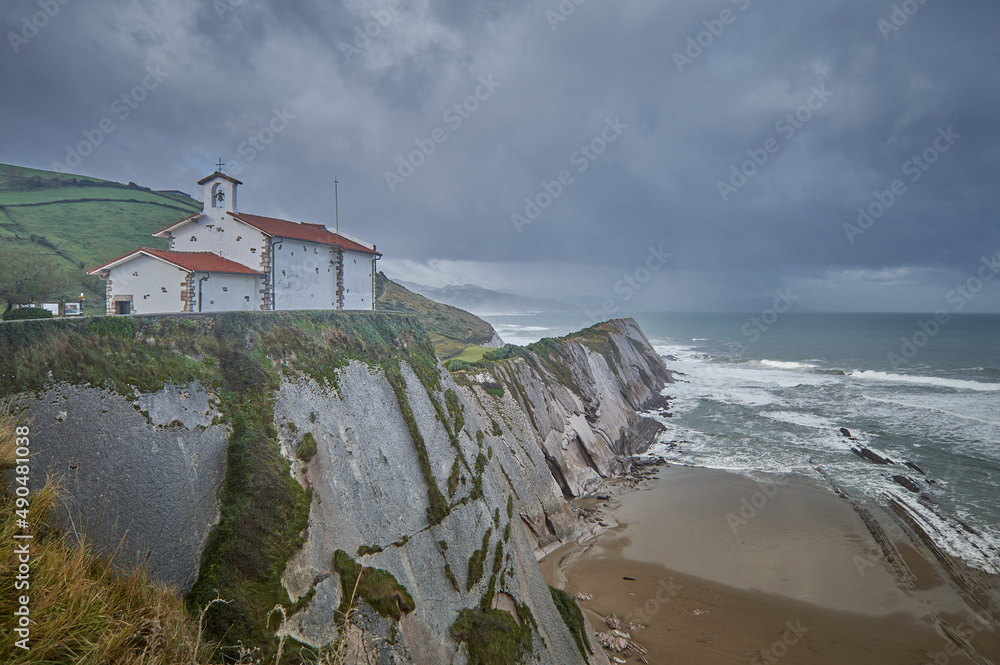 Preciosa ermita de San Telmo ubicada en un acantilado formado por un ...