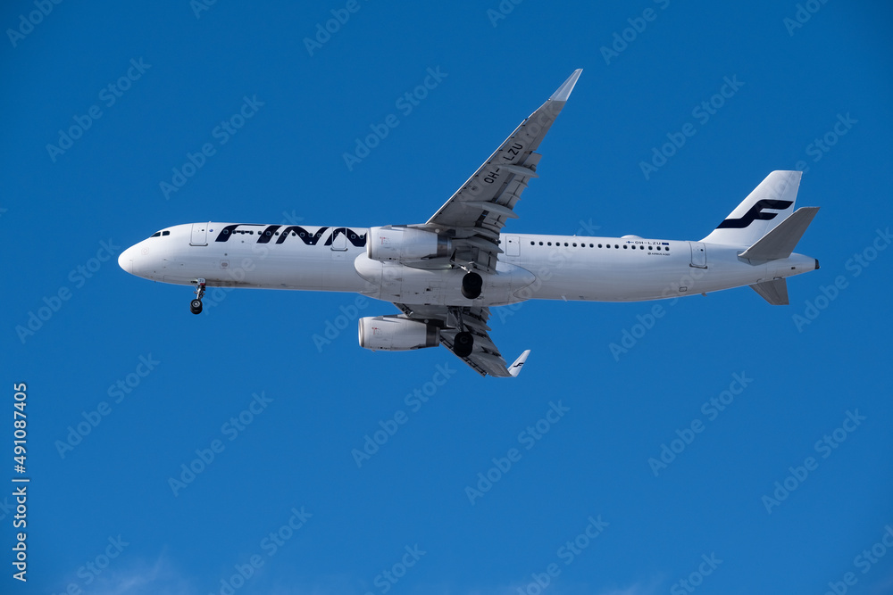 Airbus a321 , operated by the Finnish flag carrier Finnair, on final ...