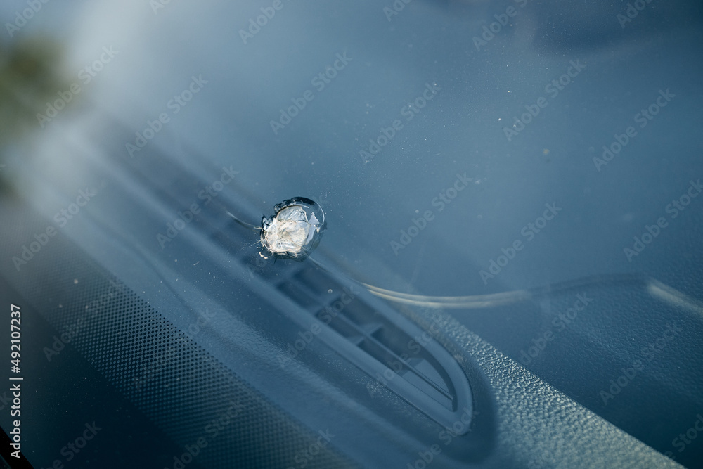 windshield chip, stone crack in glass の Stock フォト | Adobe Stock