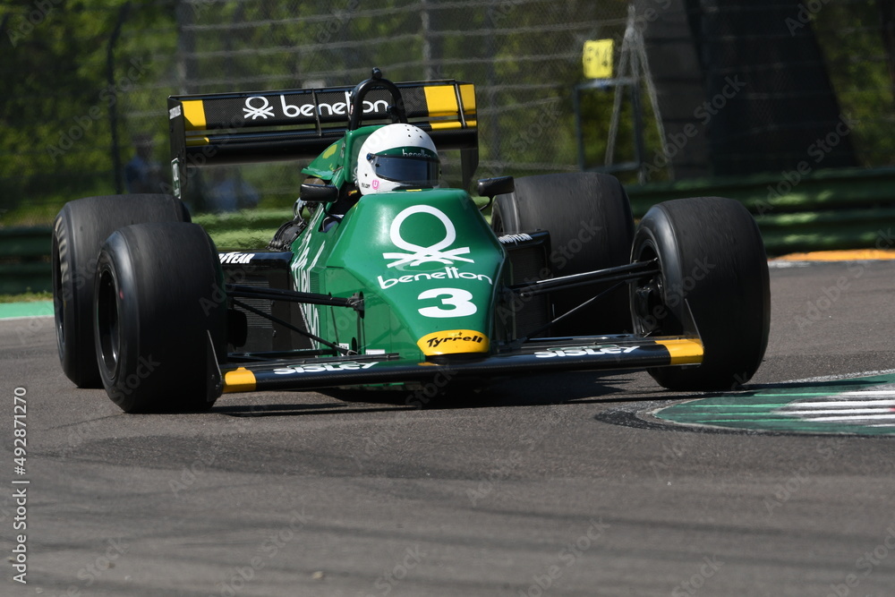 21 April 2018: Simmonds, Ian GB run with historic 1983 F1 car Tyrrell ...