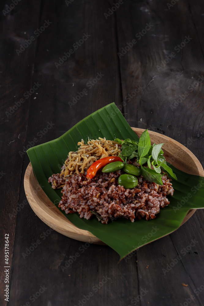 Nasi Liwet beras merah, Spicy steamed red rice, Indonesian style with ...