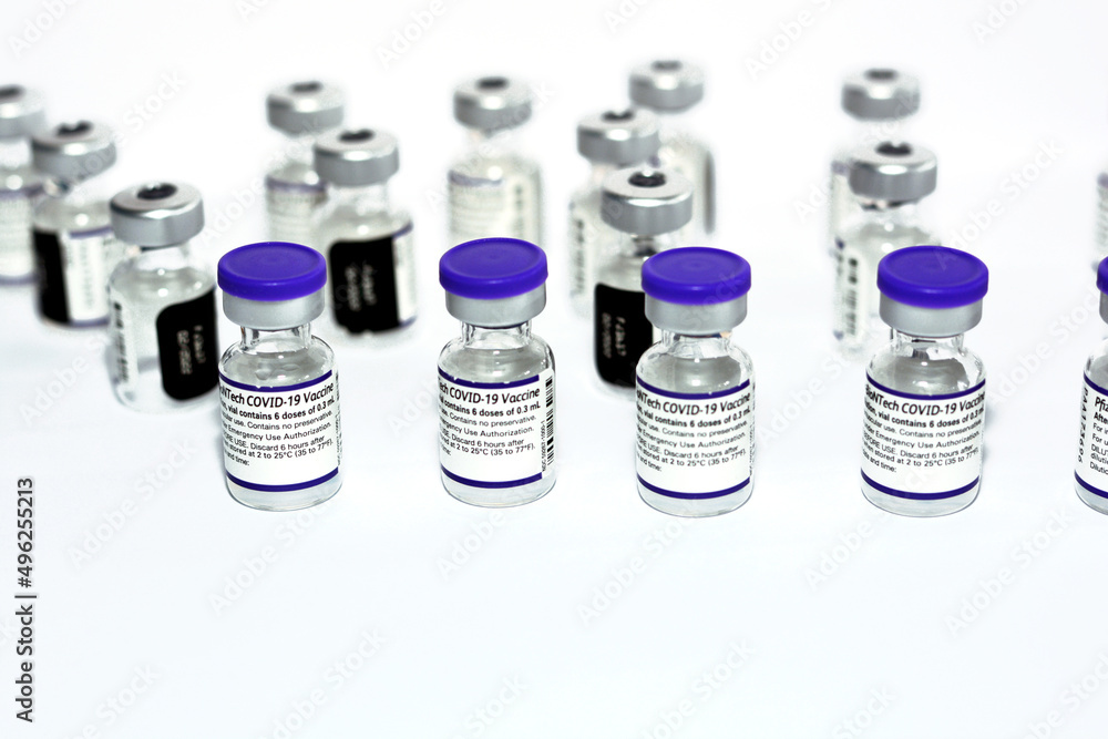 Foto de Stock Cairo, Egypt, November 10 2021: Pfizer-BioNTech COVID-19 Vaccine for intramuscular ...