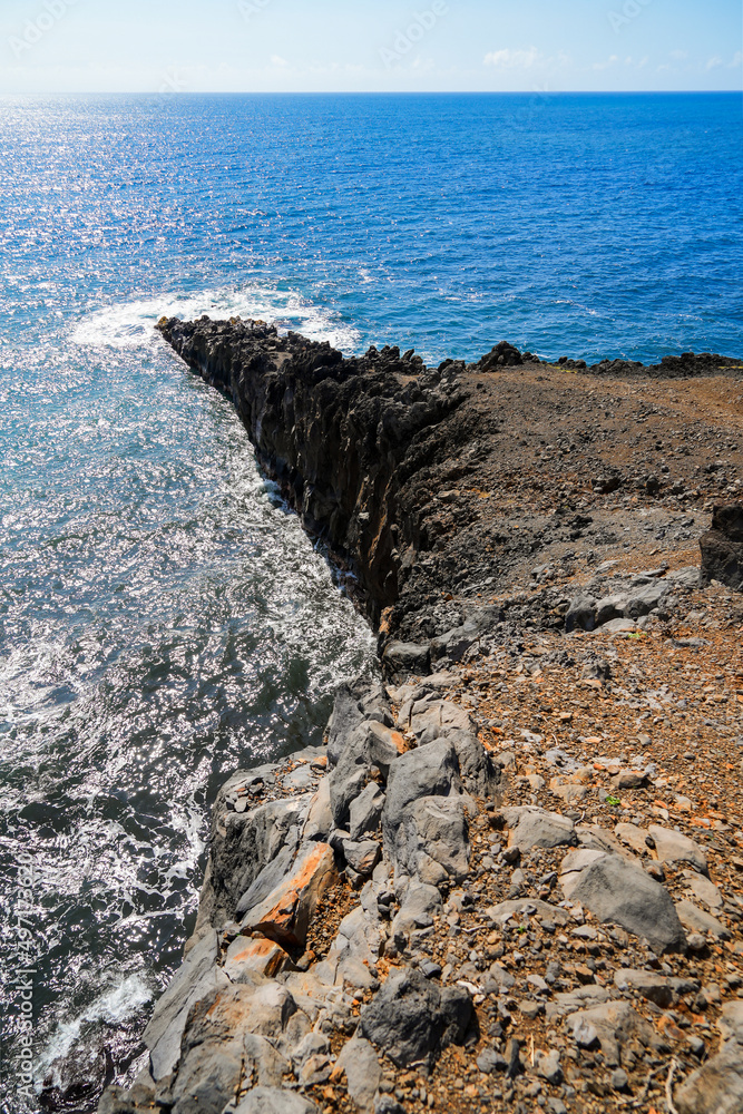 Rocky cliffs along the Piilani Highway in the southeast of Maui island ...